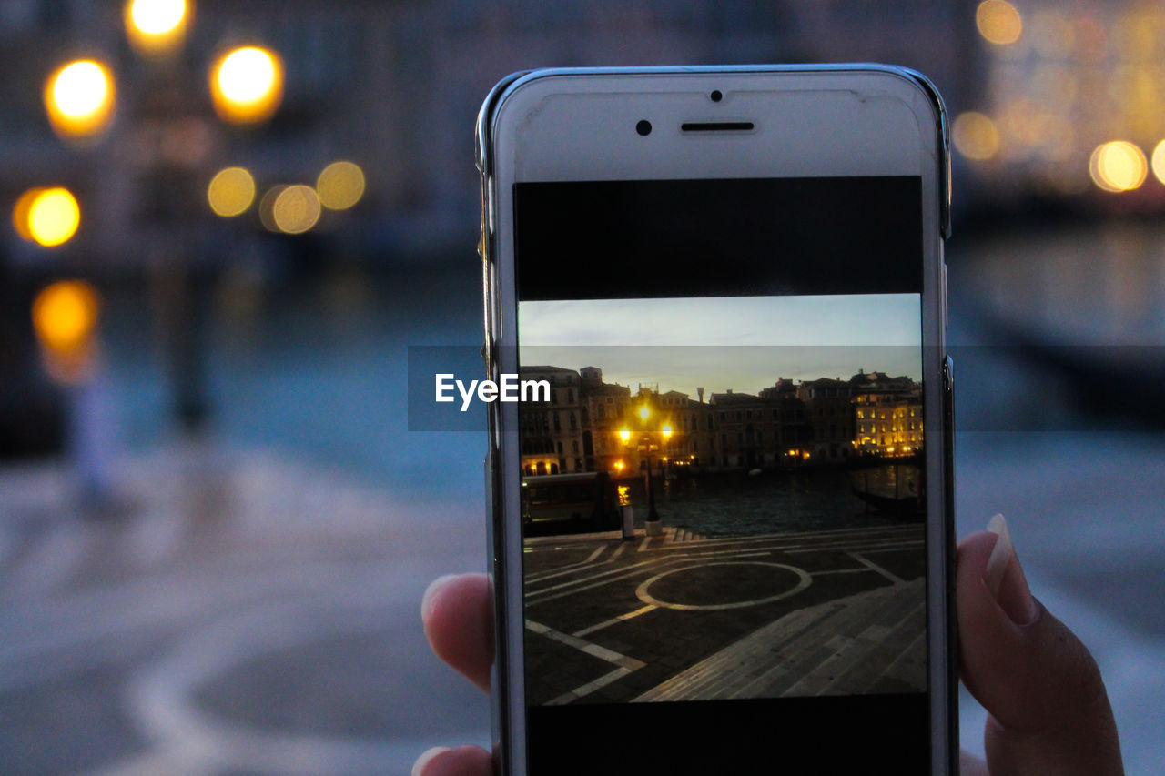 View of smart phone in city | ID: 110296863