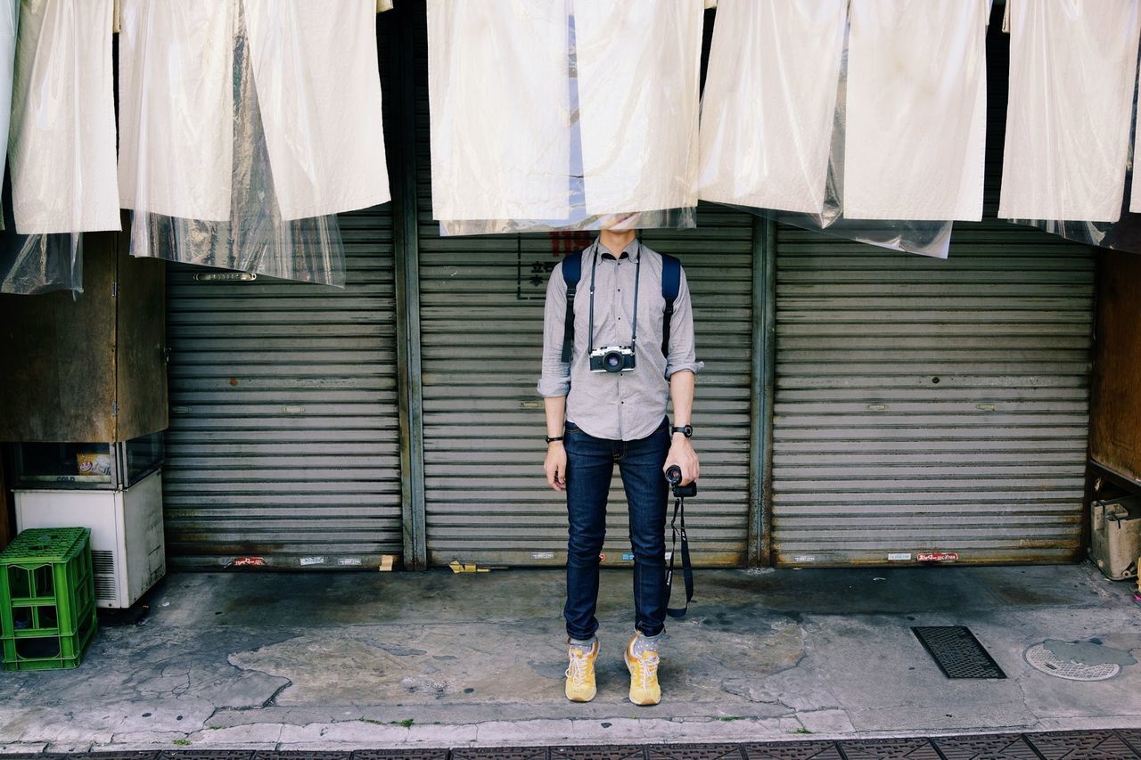 Male photographer with obscured face | ID: 60067708