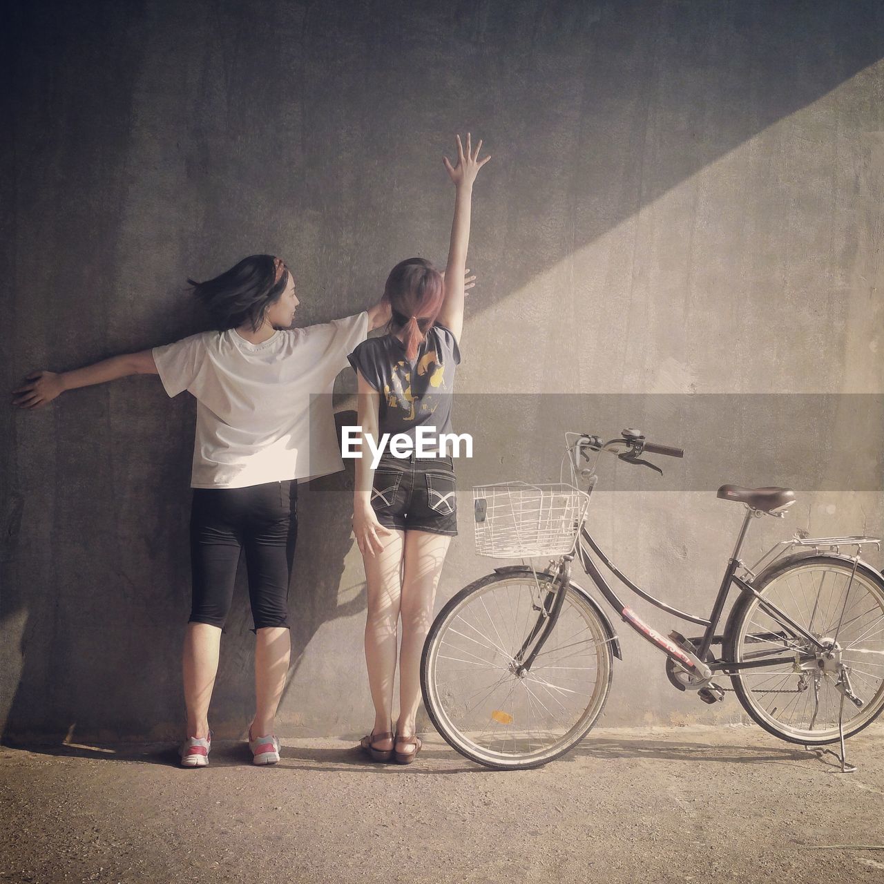 Full length rear view of teenage girls | ID: 40525984