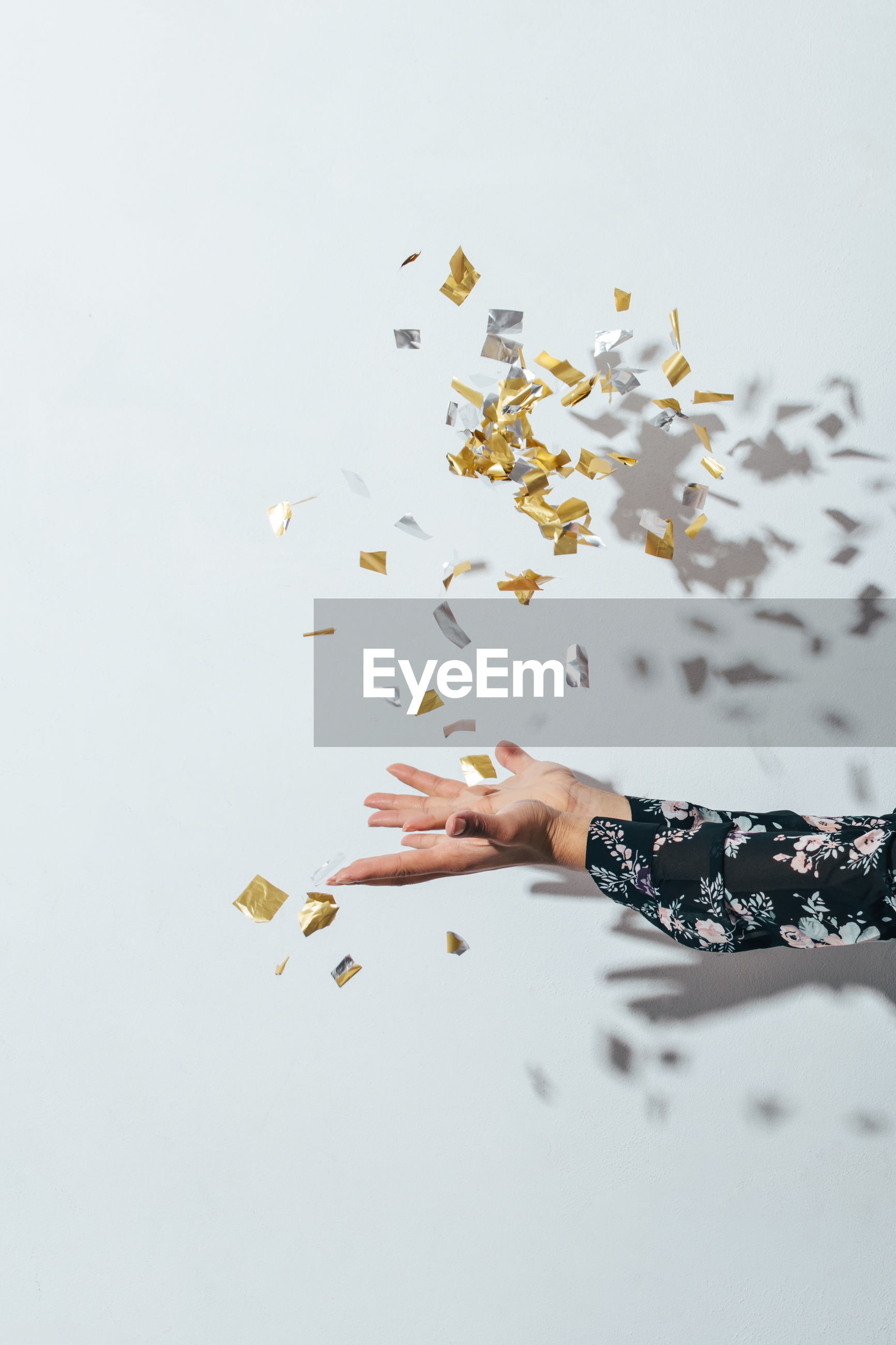 Close-up of hand throwing confetti | ID: 95600358